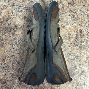 Clarks | Shoes | Clark Privo Flats With Velcro And Elastic Straps 1 M ...